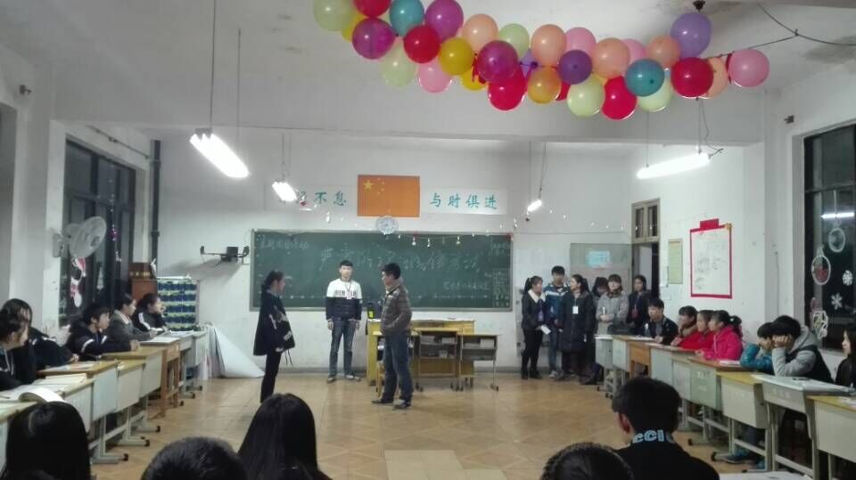 我校开展 严肃风纪•诚信考试”主题团日及刊出室外板报活动 团委在线