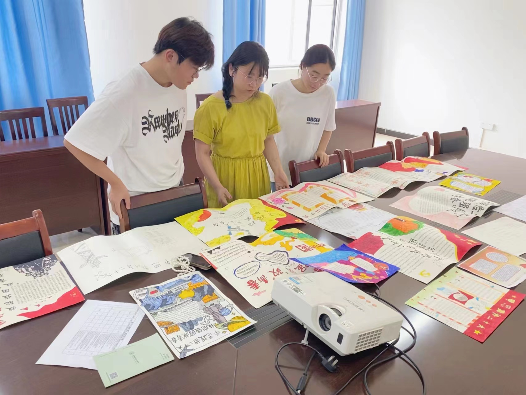 学思悟践二十大 技能强国“政”青春——信息工程学院开展主题手抄报评比活动 宜春职业技术学院